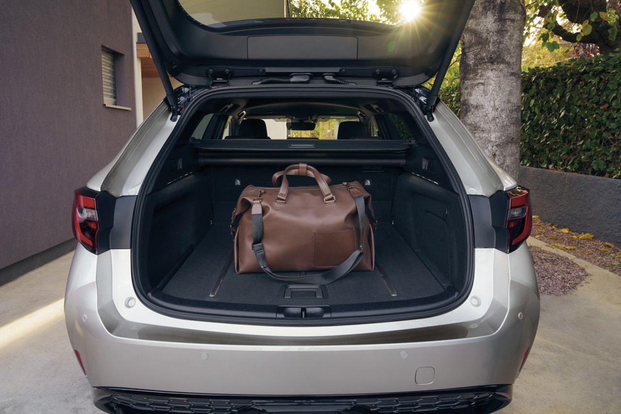 Toyota Professional | Corolla Touring Sports, le break compact Hybride ...